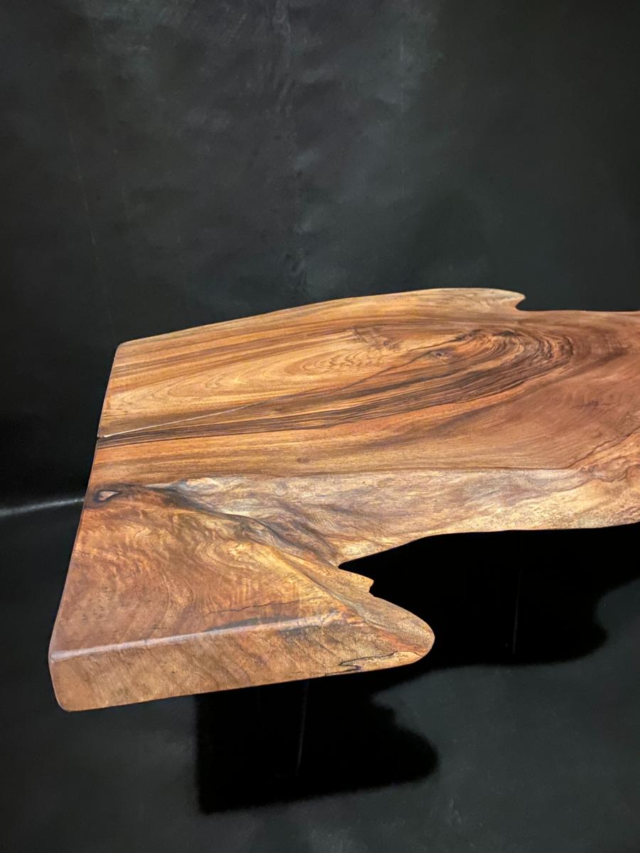 Plateau de table en noyer massif avec bords naturels