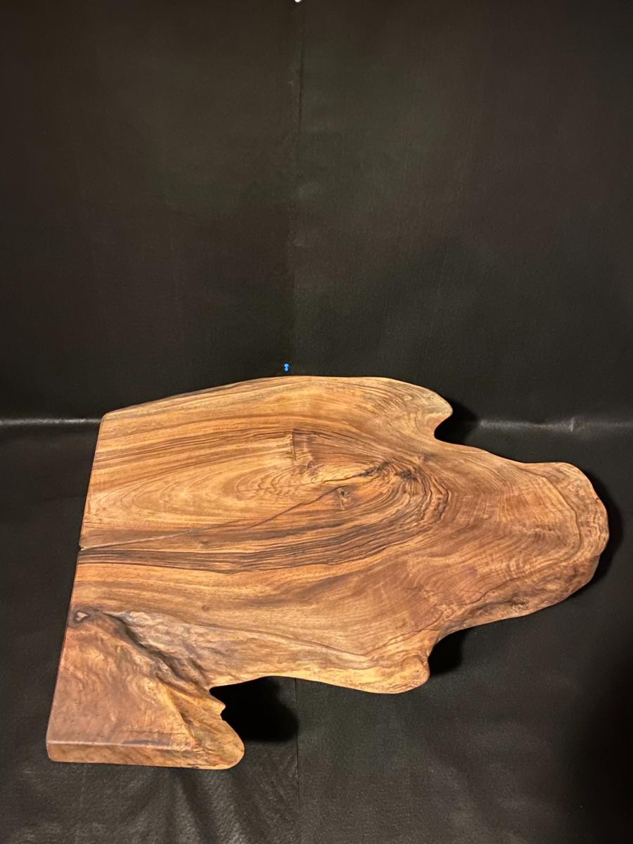 Plateau de table en noyer massif avec bords naturels