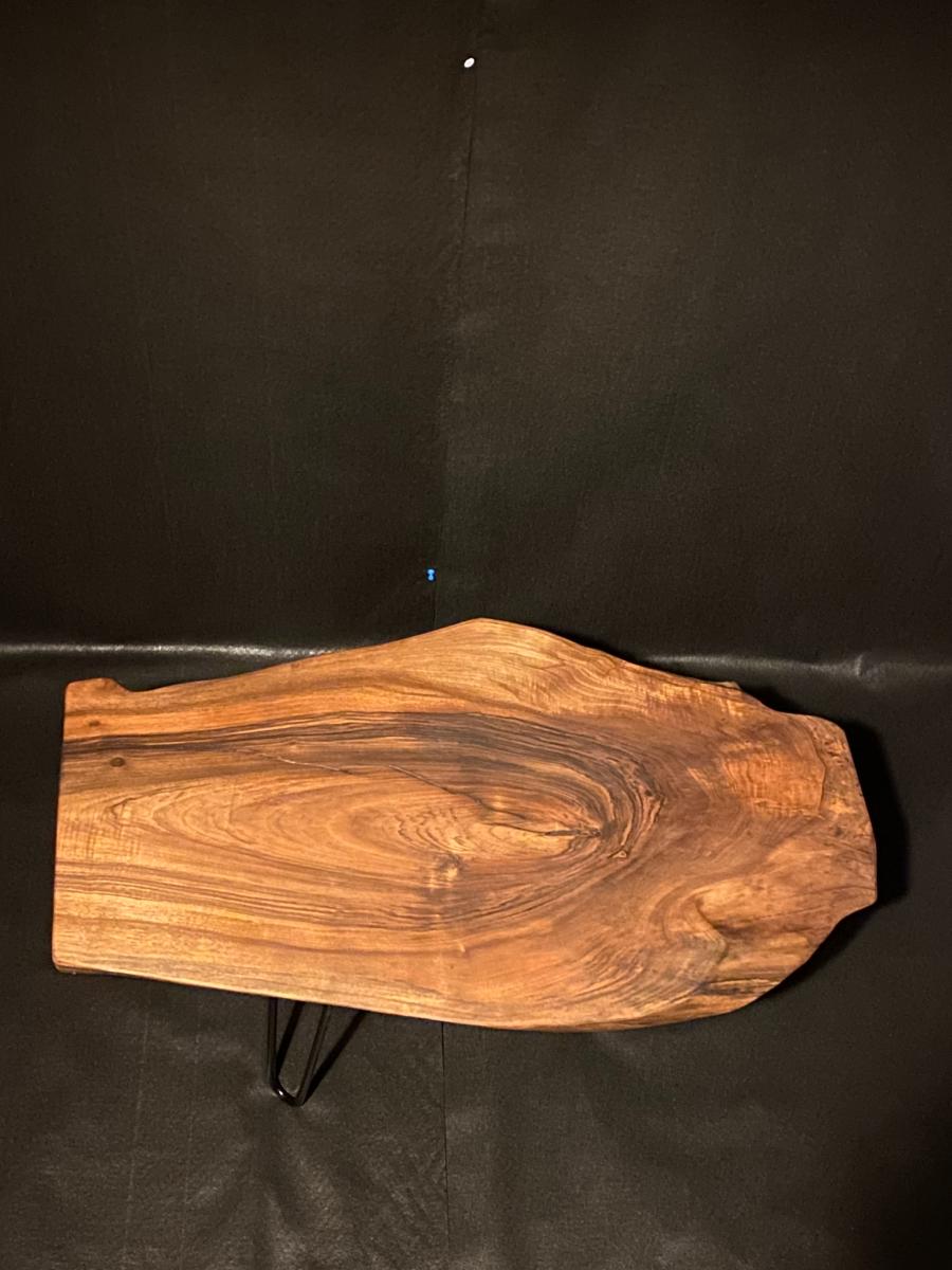 Plateau de table en noyer massif avec bords naturels