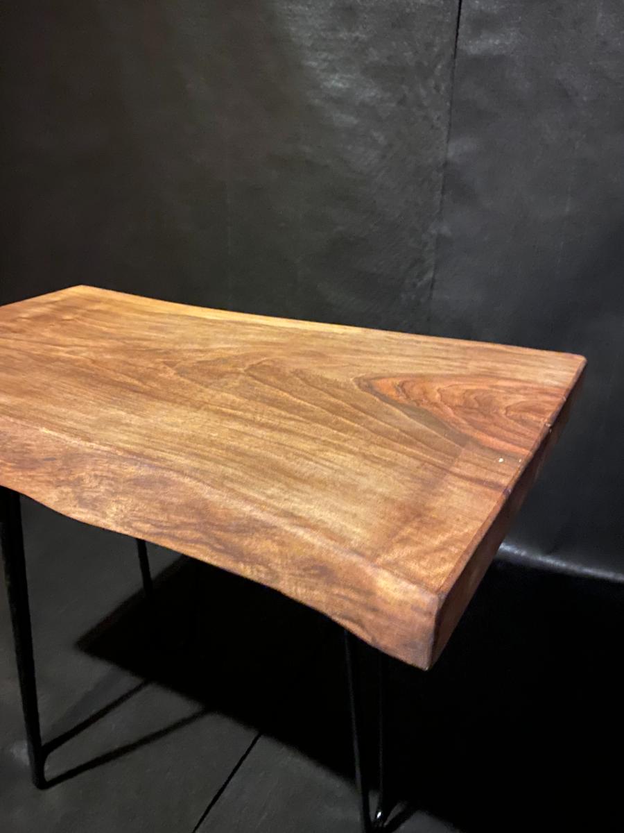 Plateau de table en noyer massif avec bords naturels