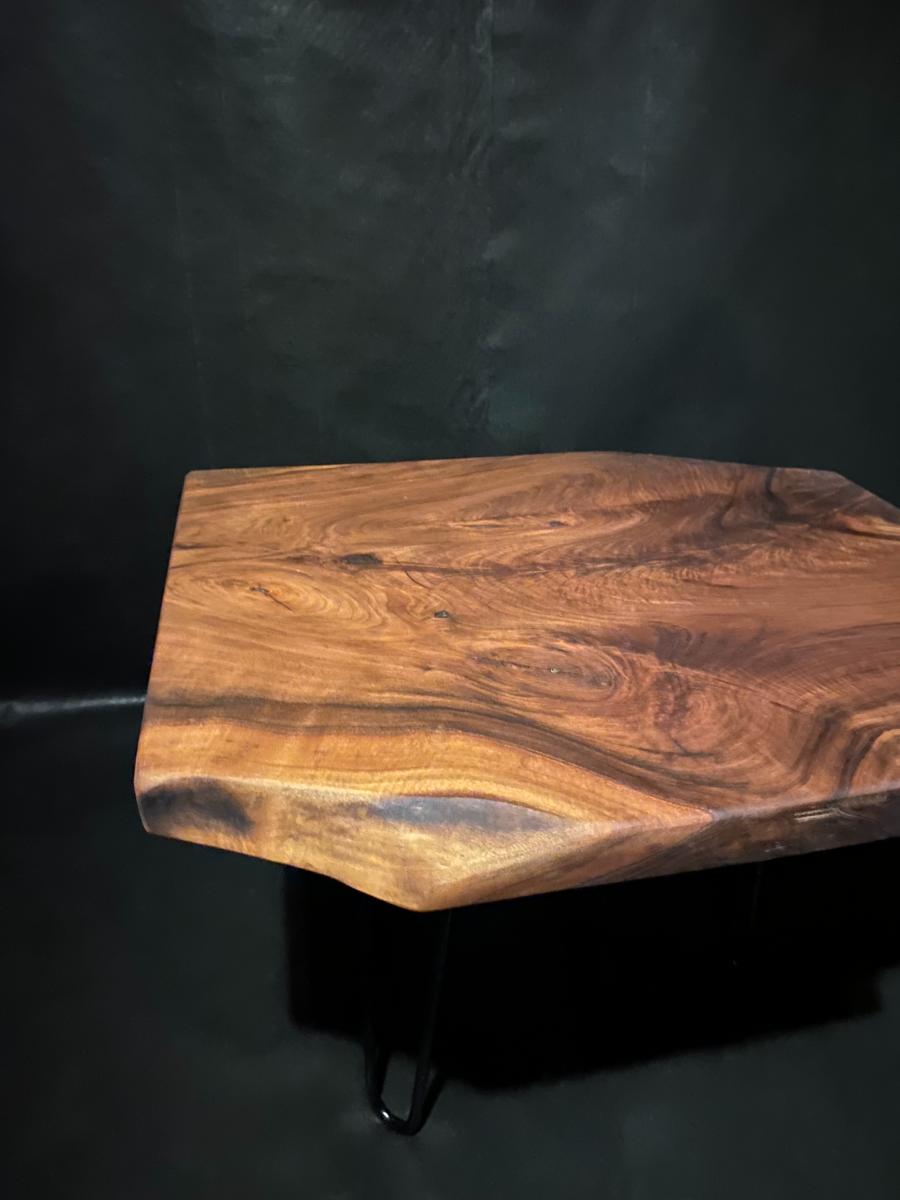 Plateau de table en noyer massif avec bords naturels