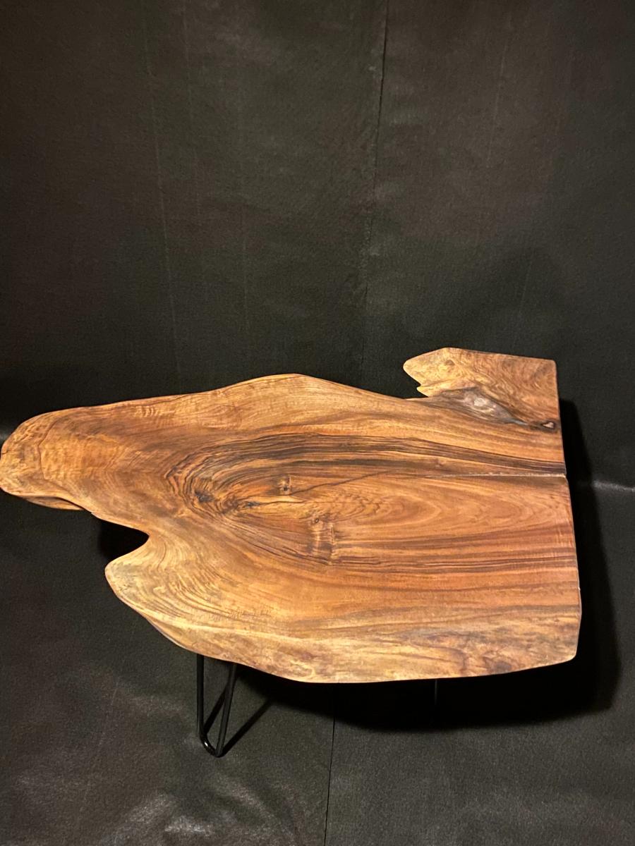 Plateau de table en noyer massif avec bords naturels