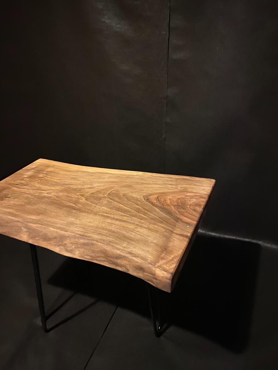 Plateau de table en noyer massif avec bords naturels